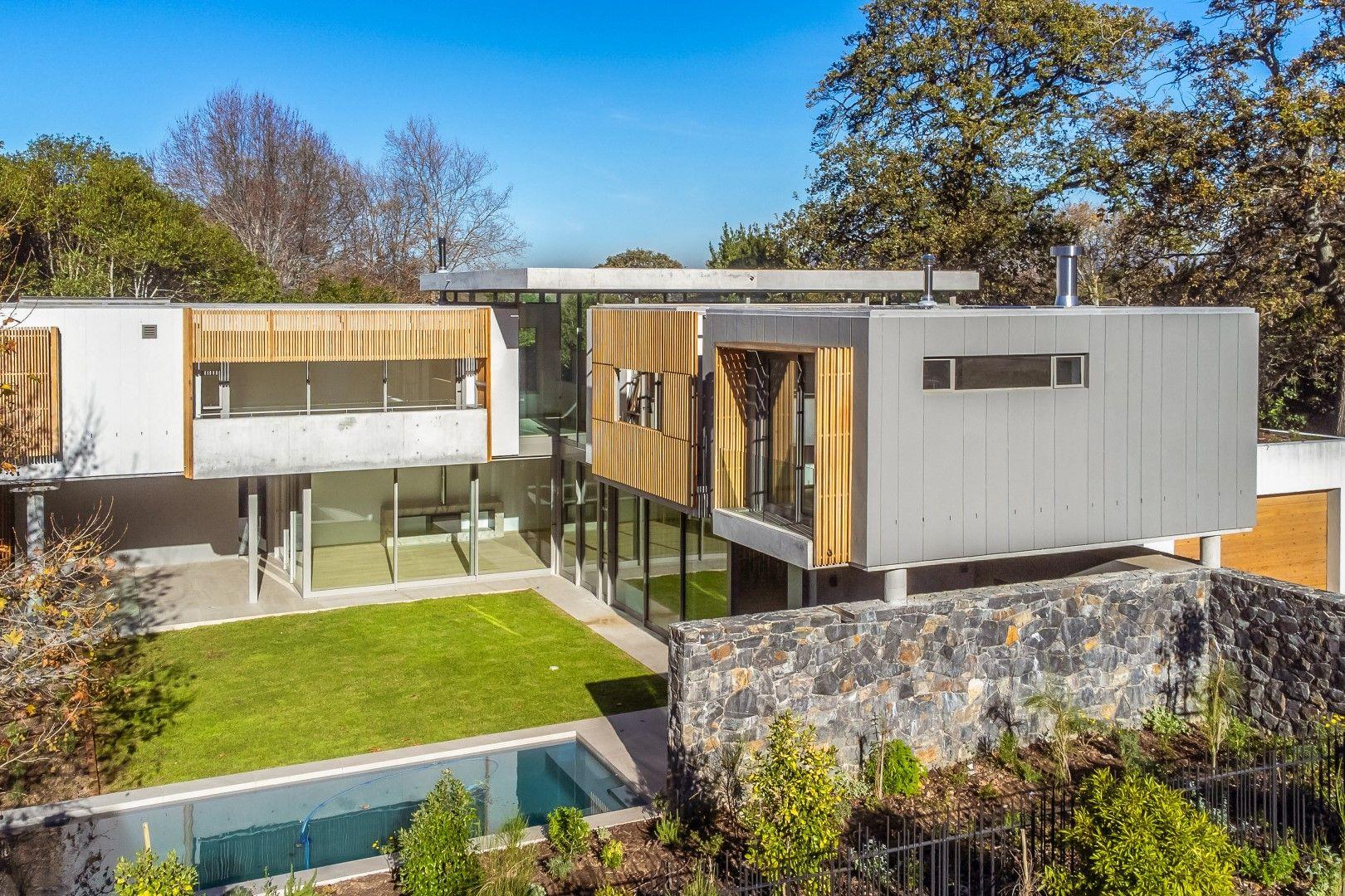 4 Bedroom House for sale in Constantia - P24-115545960