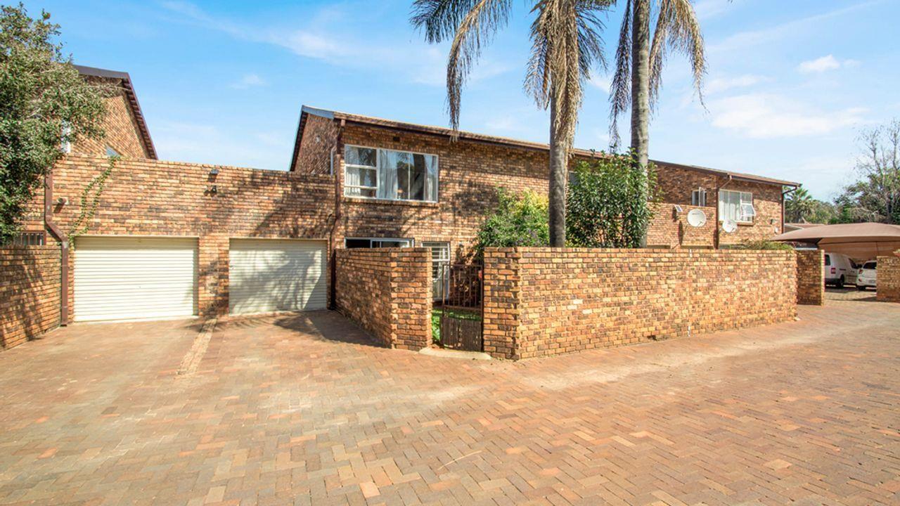 3 Bedroom Townhouse for sale in Roodekrans - P24-115950143