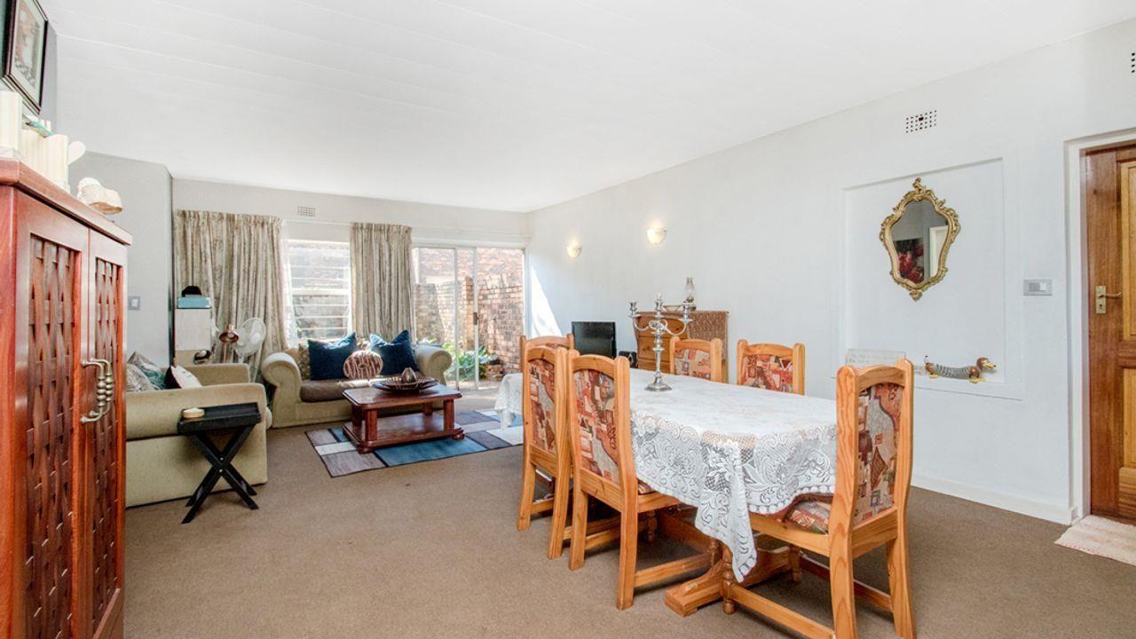 3 Bedroom Townhouse for sale in Roodekrans - P24-115950143