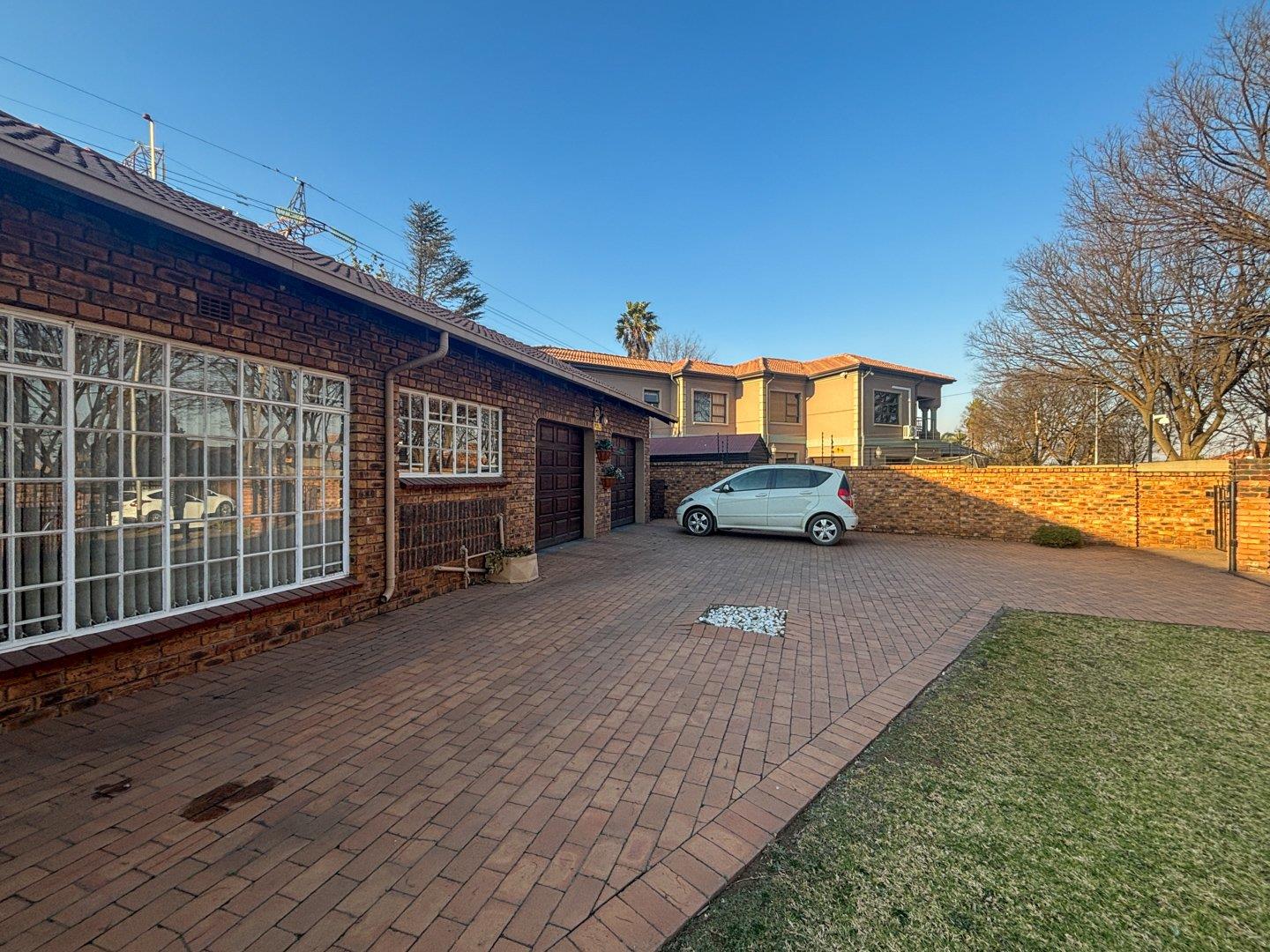 4 Bedroom House for sale in Dersley - P24-116154297