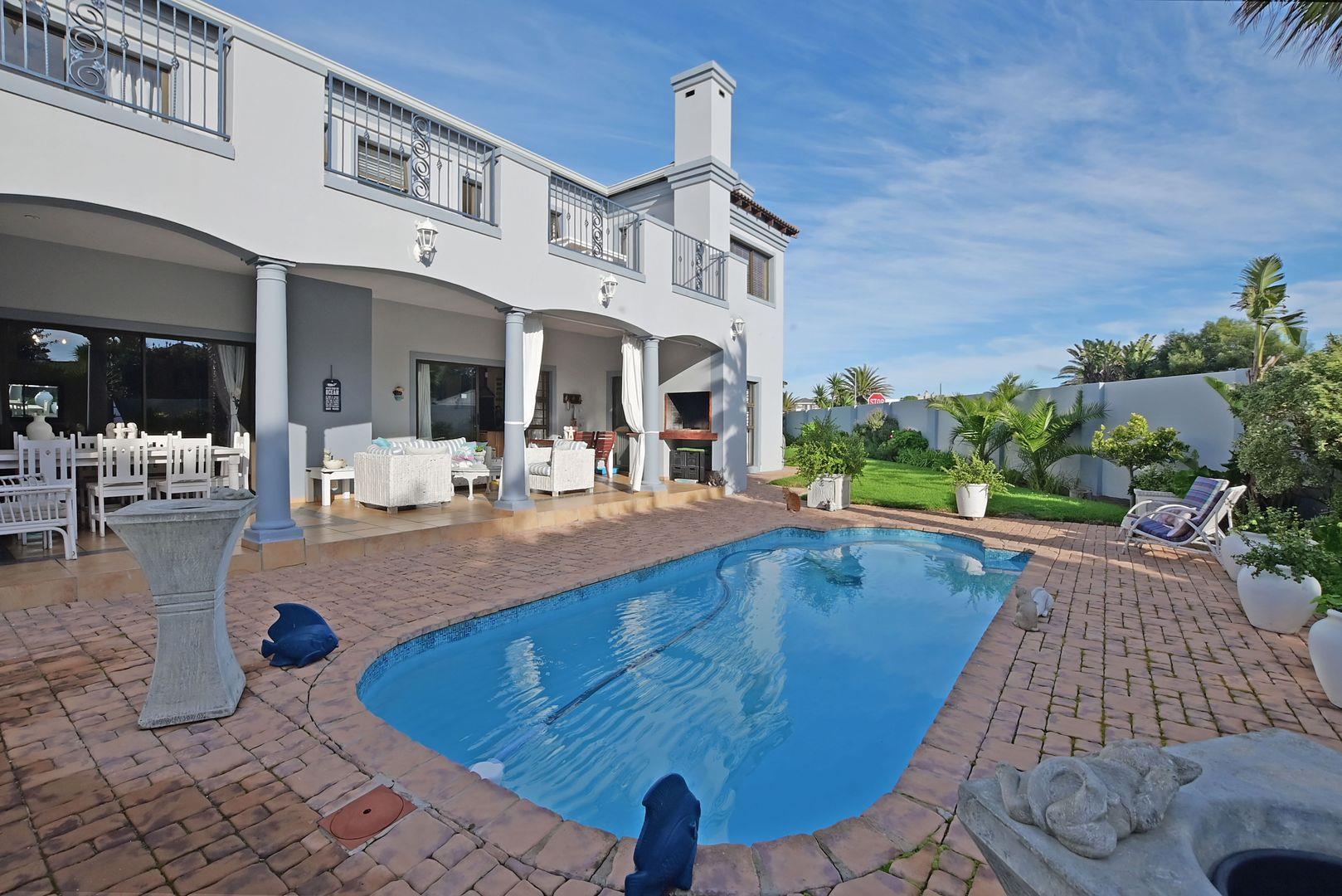 5 Bedroom House for sale in Van Riebeeckstrand - P24-116157027