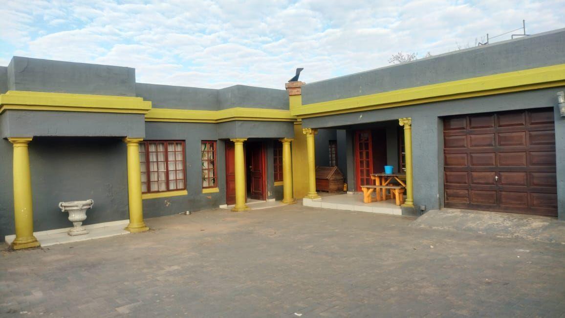 3 Bedroom House for sale in Nellmapius - P24-116161136