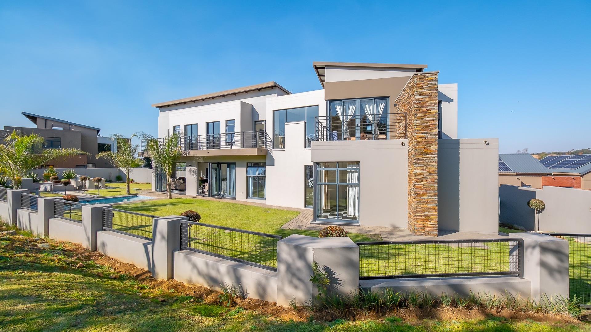 5 Bedroom House for sale in Copperleaf Estate - P24-116161449