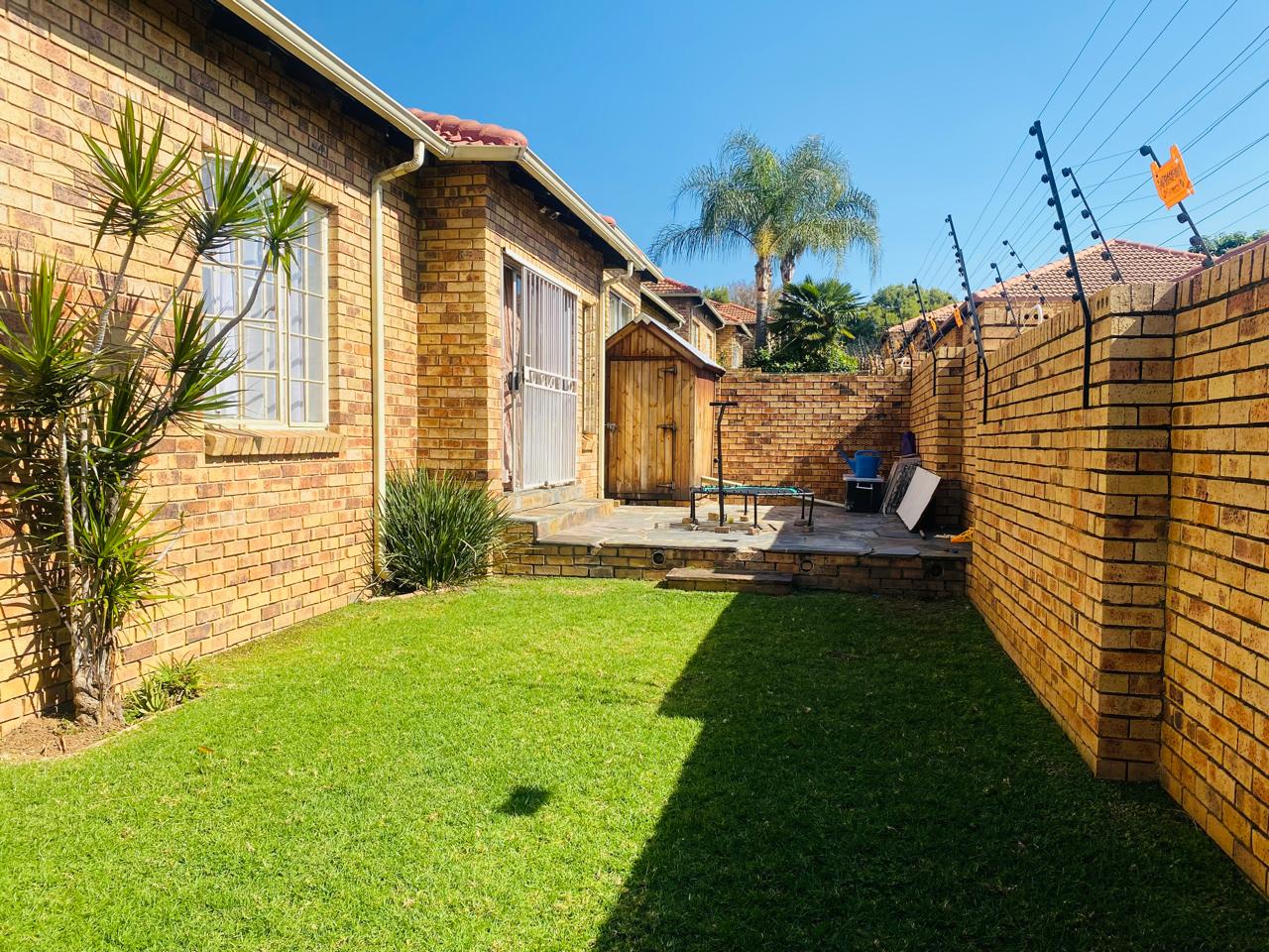 3 Bedroom Townhouse for sale in Bellairs Park - P24-116171514