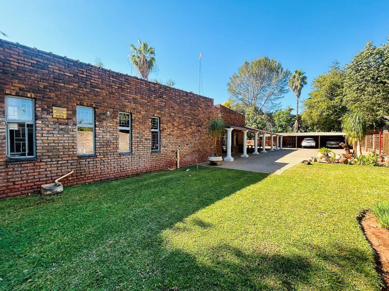 9 Bedroom House for sale in Mokopane Central - P24-116173735