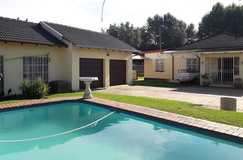 4 Bedroom House for sale in Selection Park - P24-116174380