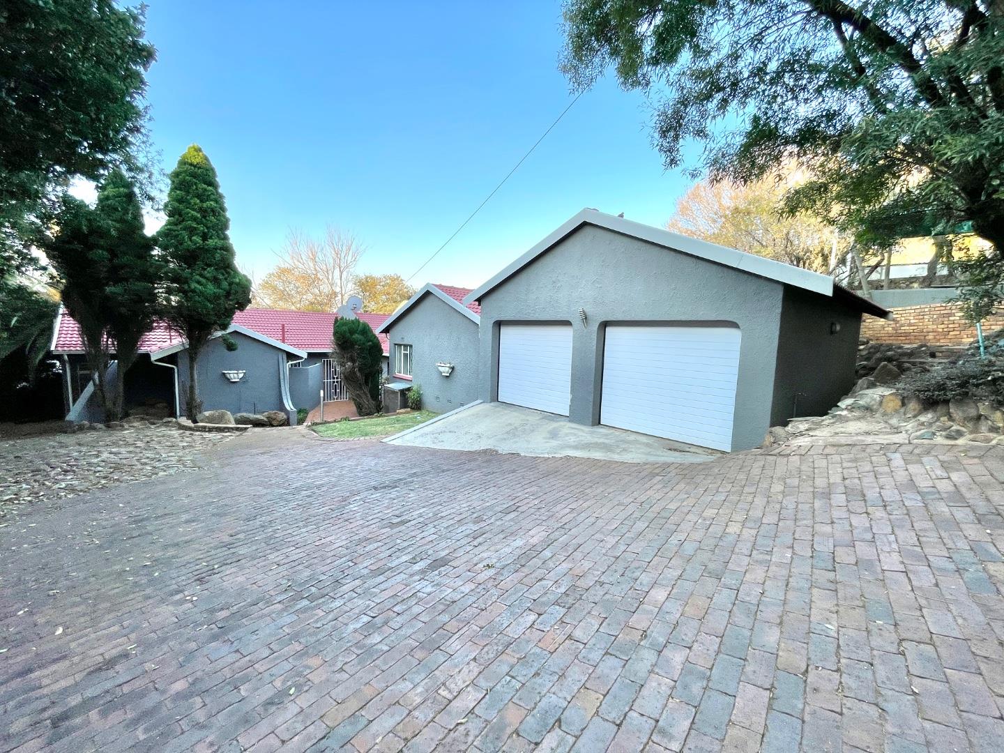 4 Bedroom House for sale in Glenvista - 80 Basson Drive - P24-116180908