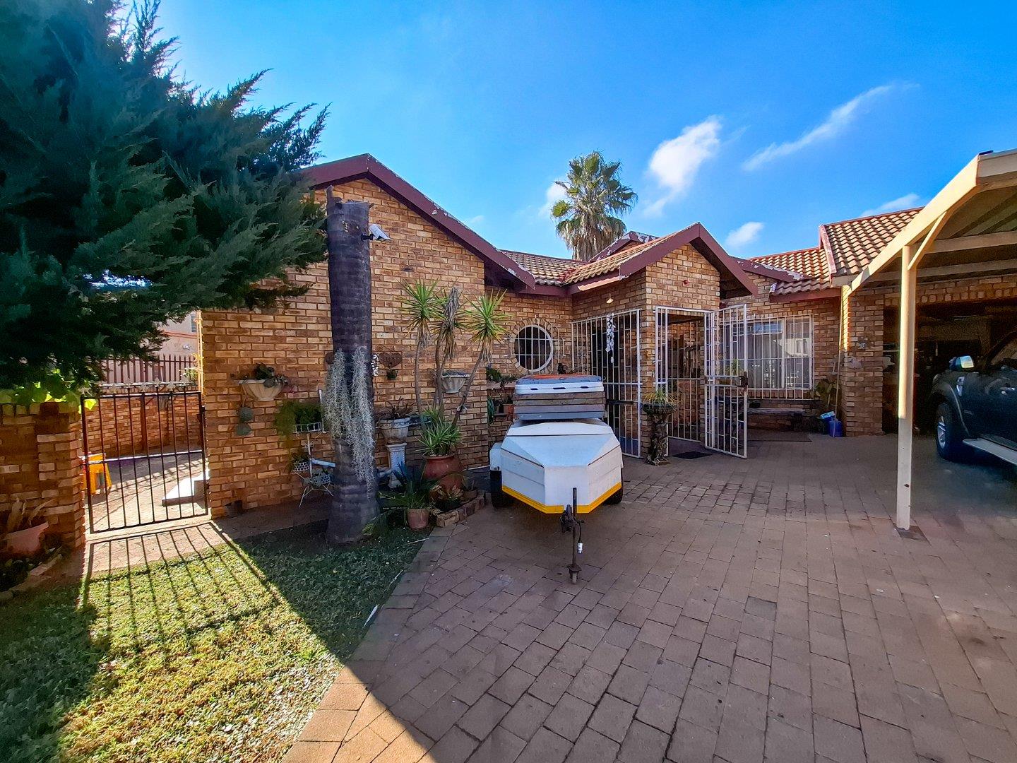 3 Bedroom House for sale in Westonaria - 21 Gardenia Street - P24-116181192