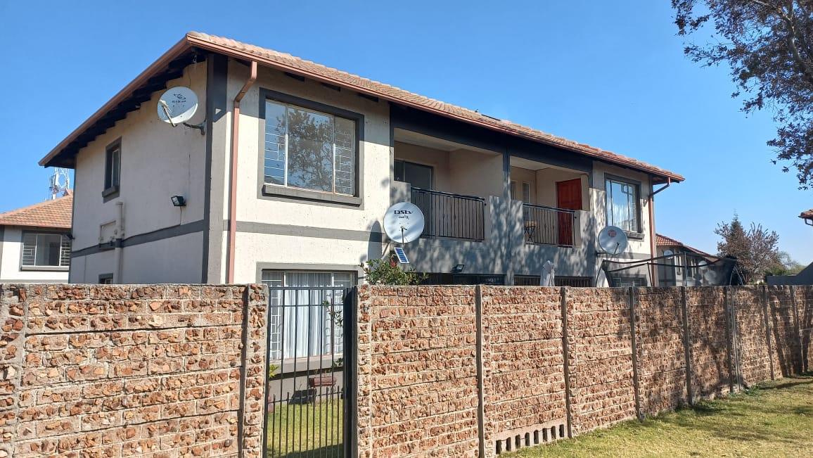 2 Bedroom Townhouse for sale in Parkrand - P24-114101505