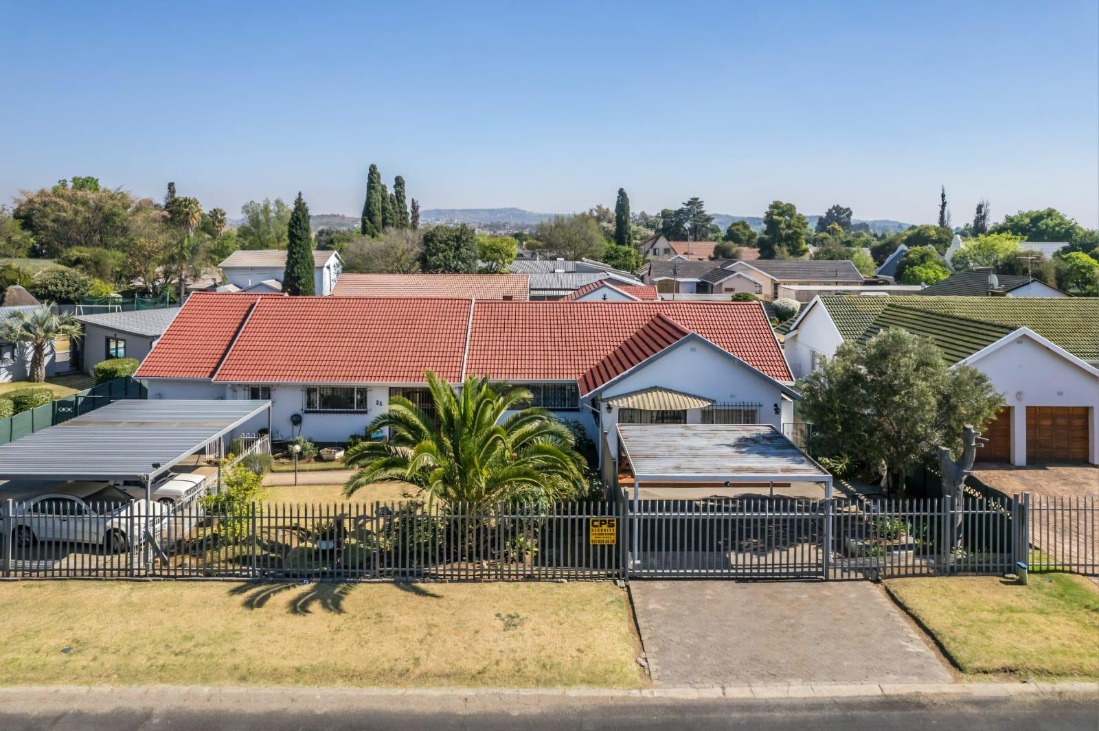 6 Bedroom House for sale in Brackenhurst - P24-114236482