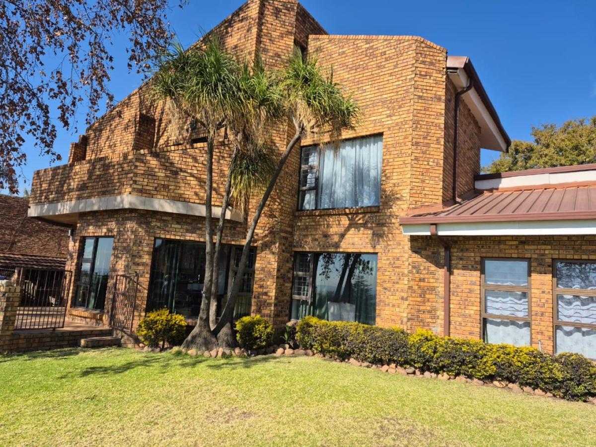 7 Bedroom House for sale in Reyno Ridge - P24-116186169