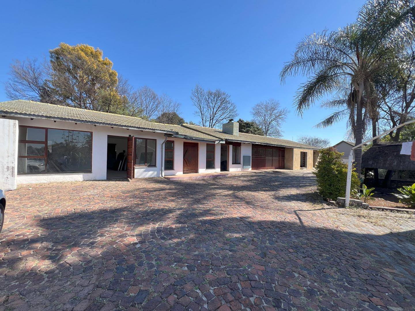 7 Bedroom House for sale in Robindale - 82 Malibongwe Drive - P24-116189643