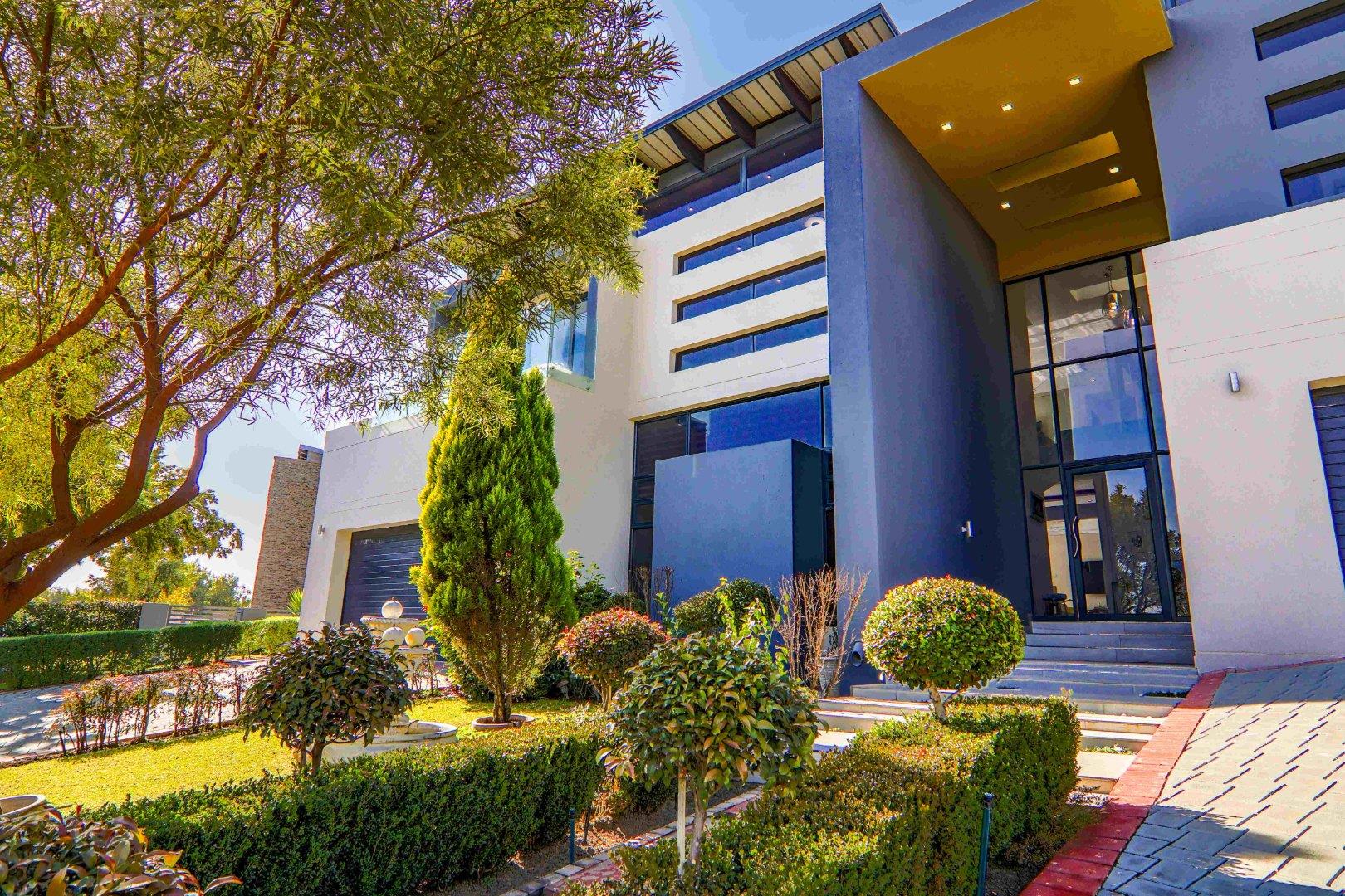 6 Bedroom House for sale in Copperleaf Estate - P24-116192703