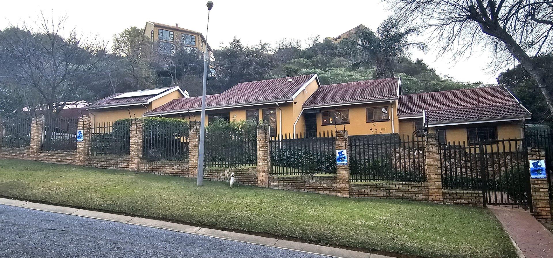 4 Bedroom House for sale in Constantia Kloof - P24-116195832