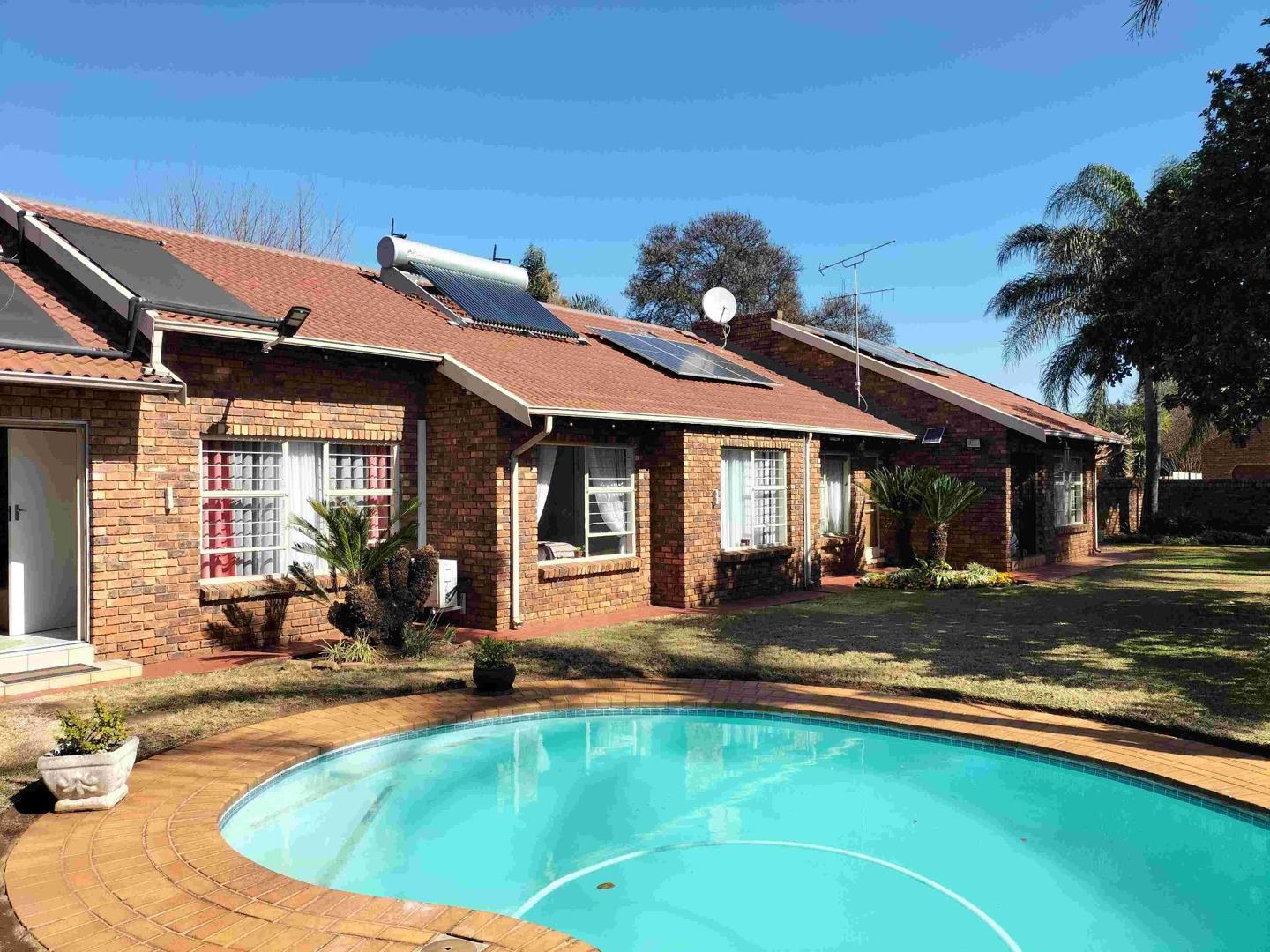 3 Bedroom House for sale in Wierda Park - P24-116196494