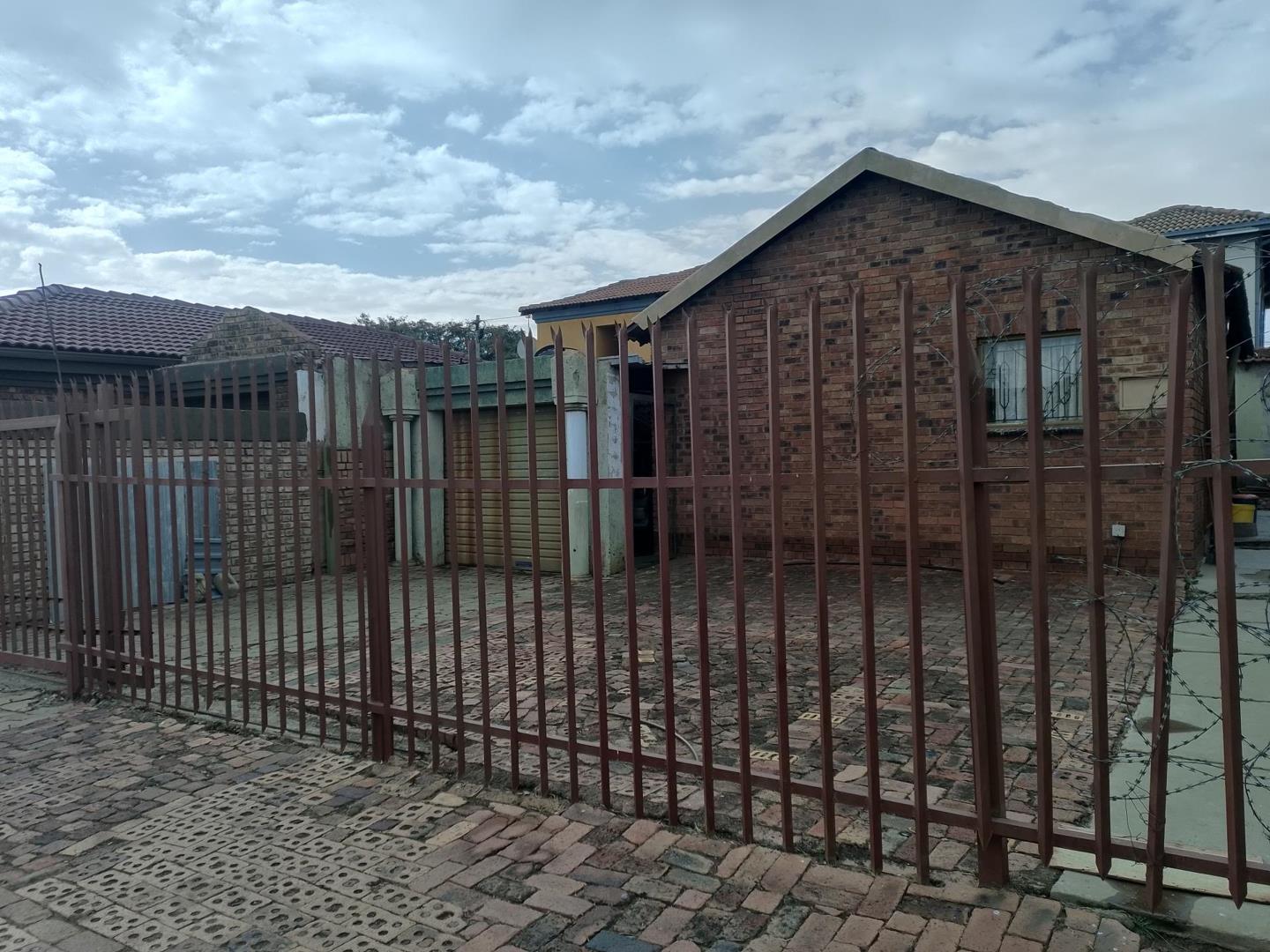 3 Bedroom House for sale in Nellmapius - P24-116199684