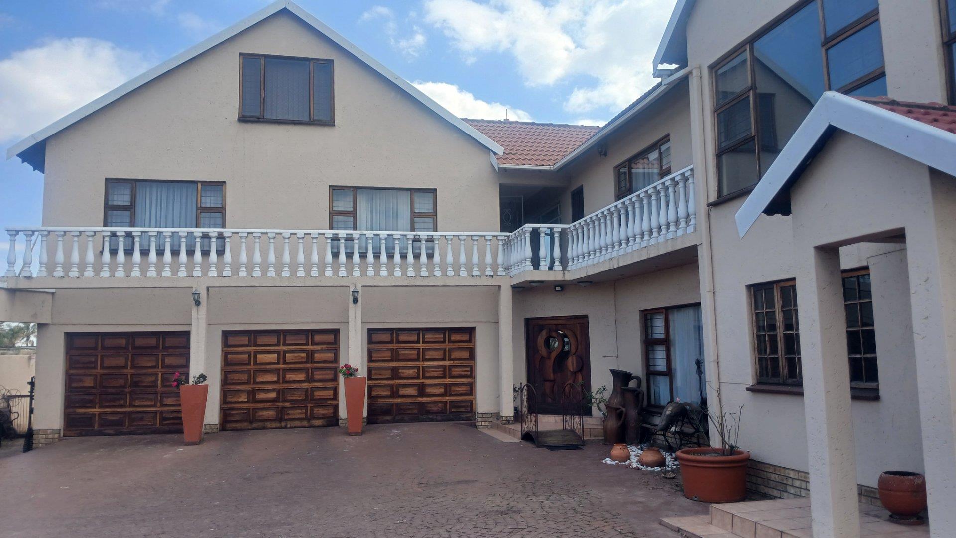 8 Bedroom House for sale in Sunward Park - P24-116207025