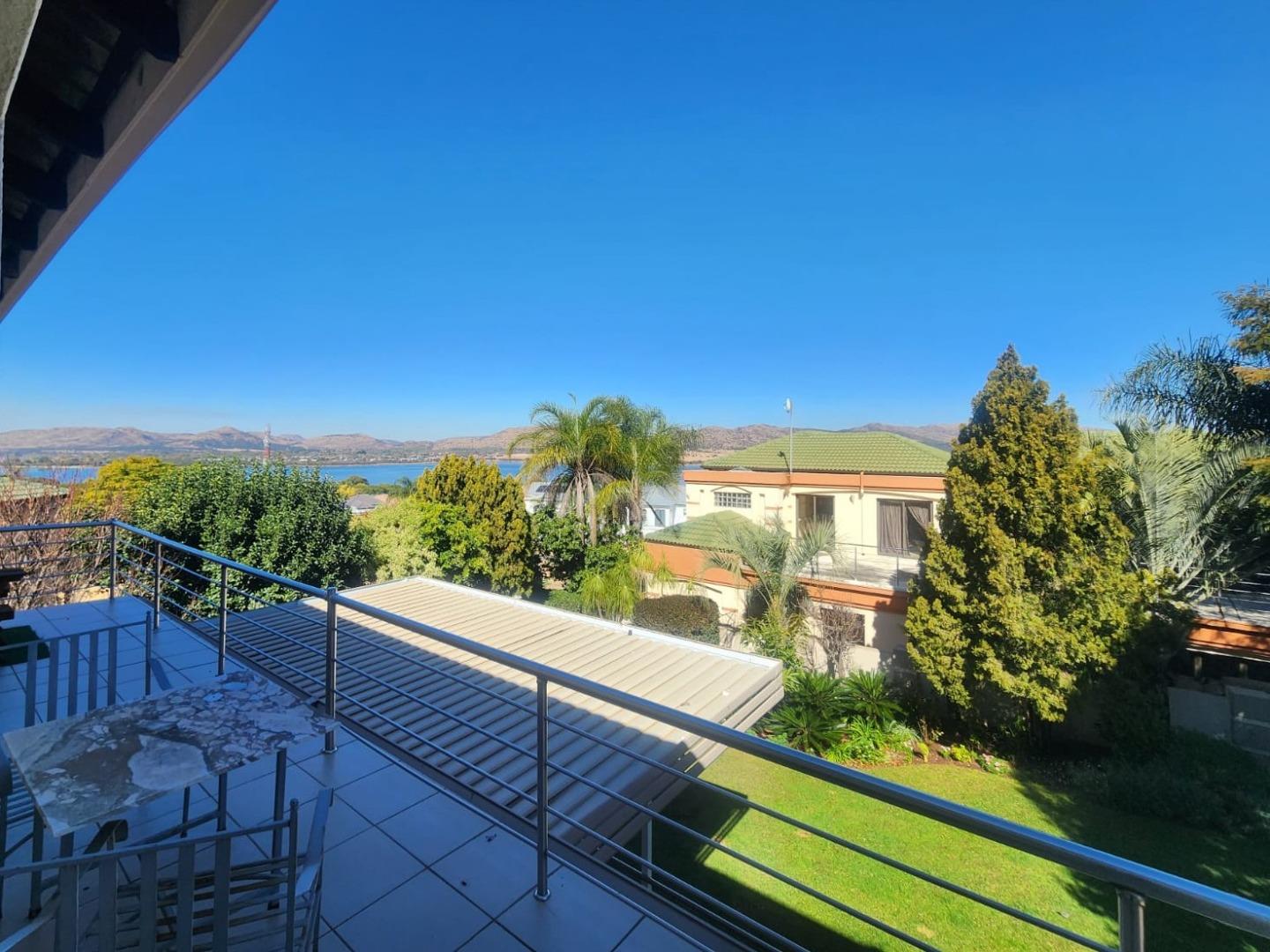 4 Bedroom House for sale in Kosmos Ridge - P24-116211461