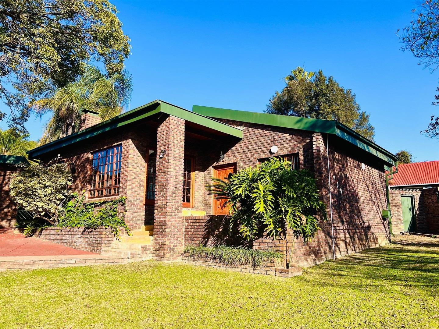 5 Bedroom House for sale in Moreleta Park - P24-116214416