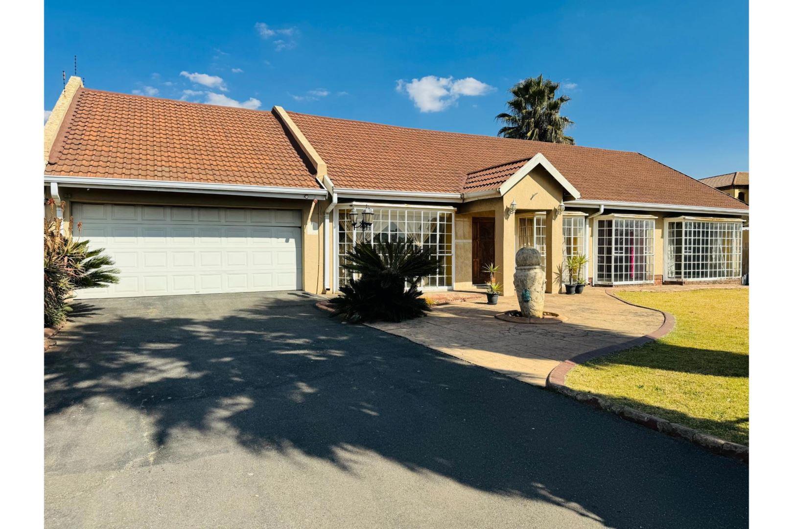 4 Bedroom House for sale in Parkrand - P24-116214475