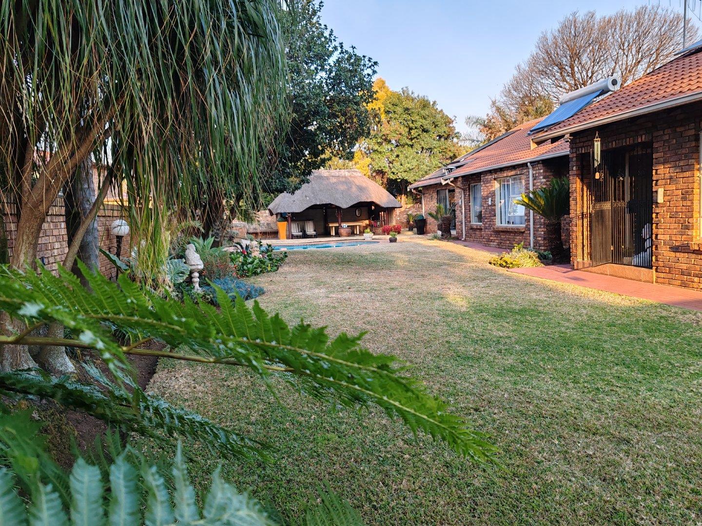 3 Bedroom House for sale in Wierda Park - P24-116222935