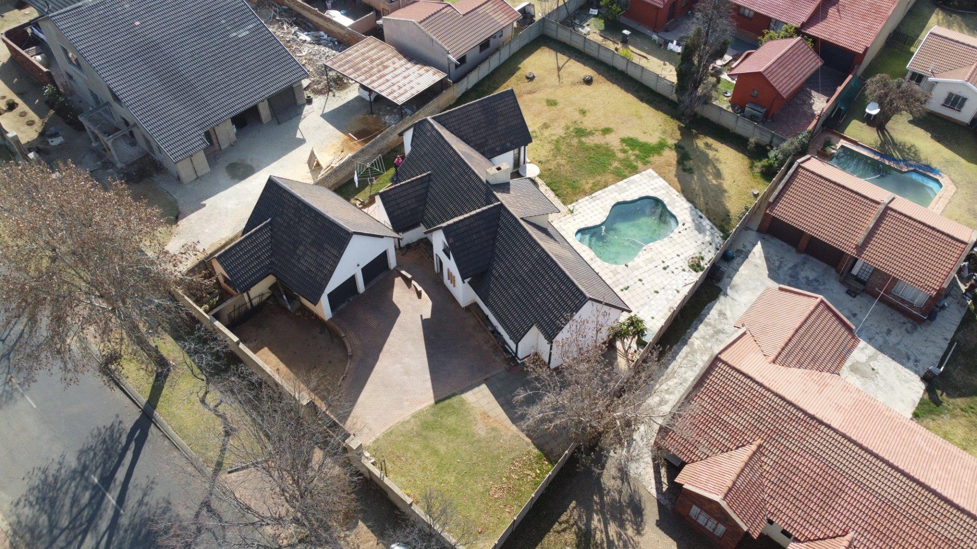 3 Bedroom House for sale in Meredale - P24-116226184