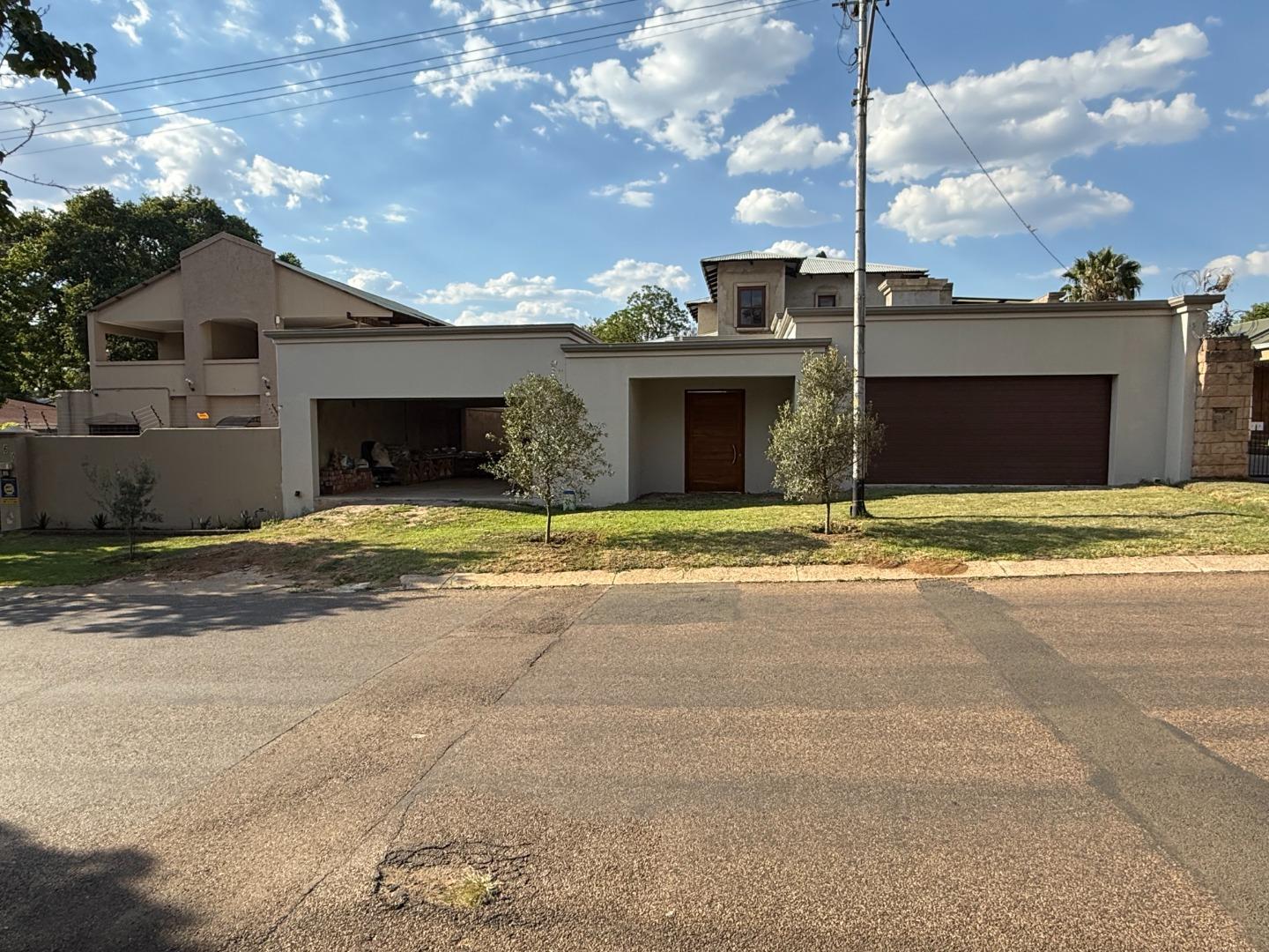 6 Bedroom House for sale in Nieuw Muckleneuk - P24-116222485