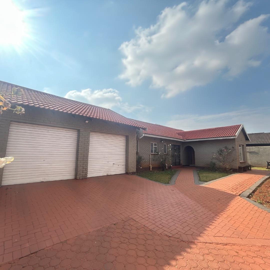 4 Bedroom House for sale in Sebokeng Zone 14 - P24-116231062