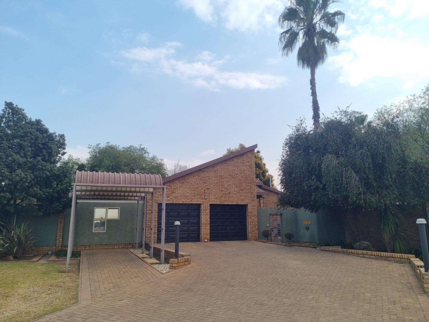 3 Bedroom House for sale in Edleen - 21 Apie Le Roux Avenue - P24-116239804