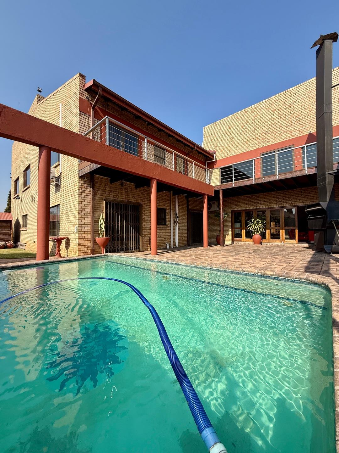 5 Bedroom House for sale in Vanderbijlpark SE 3 - P24-116242147
