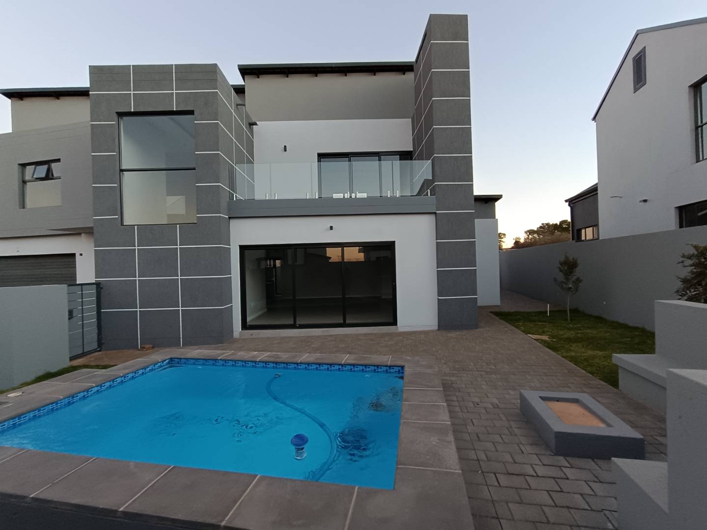 4 Bedroom House for sale in Midstream Estate - P24-116129666