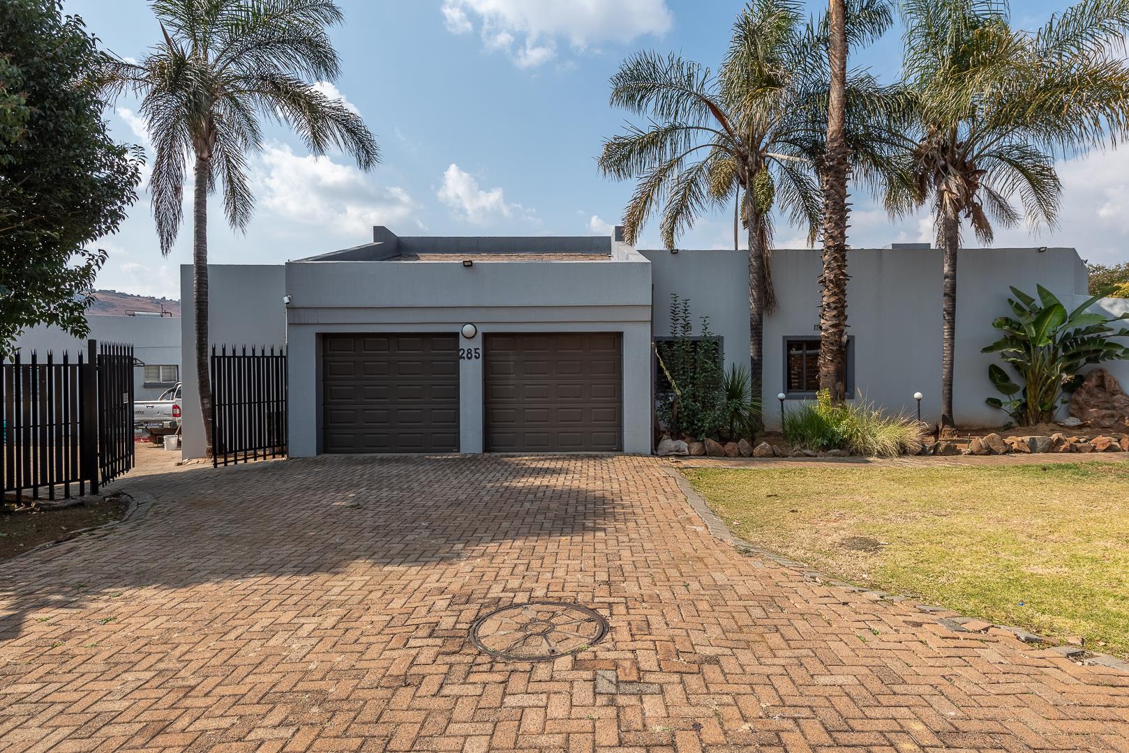 4 Bedroom House for sale in Glenvista - P24-116242929