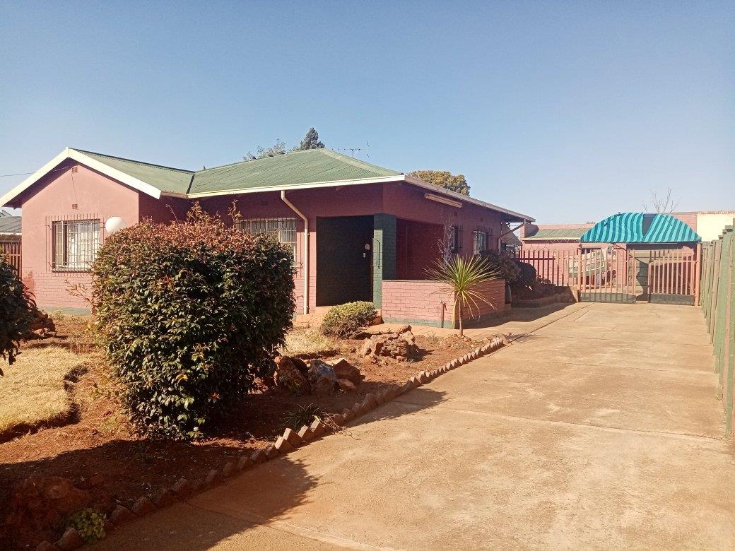 3 Bedroom House for sale in Westonaria - P24-116243609