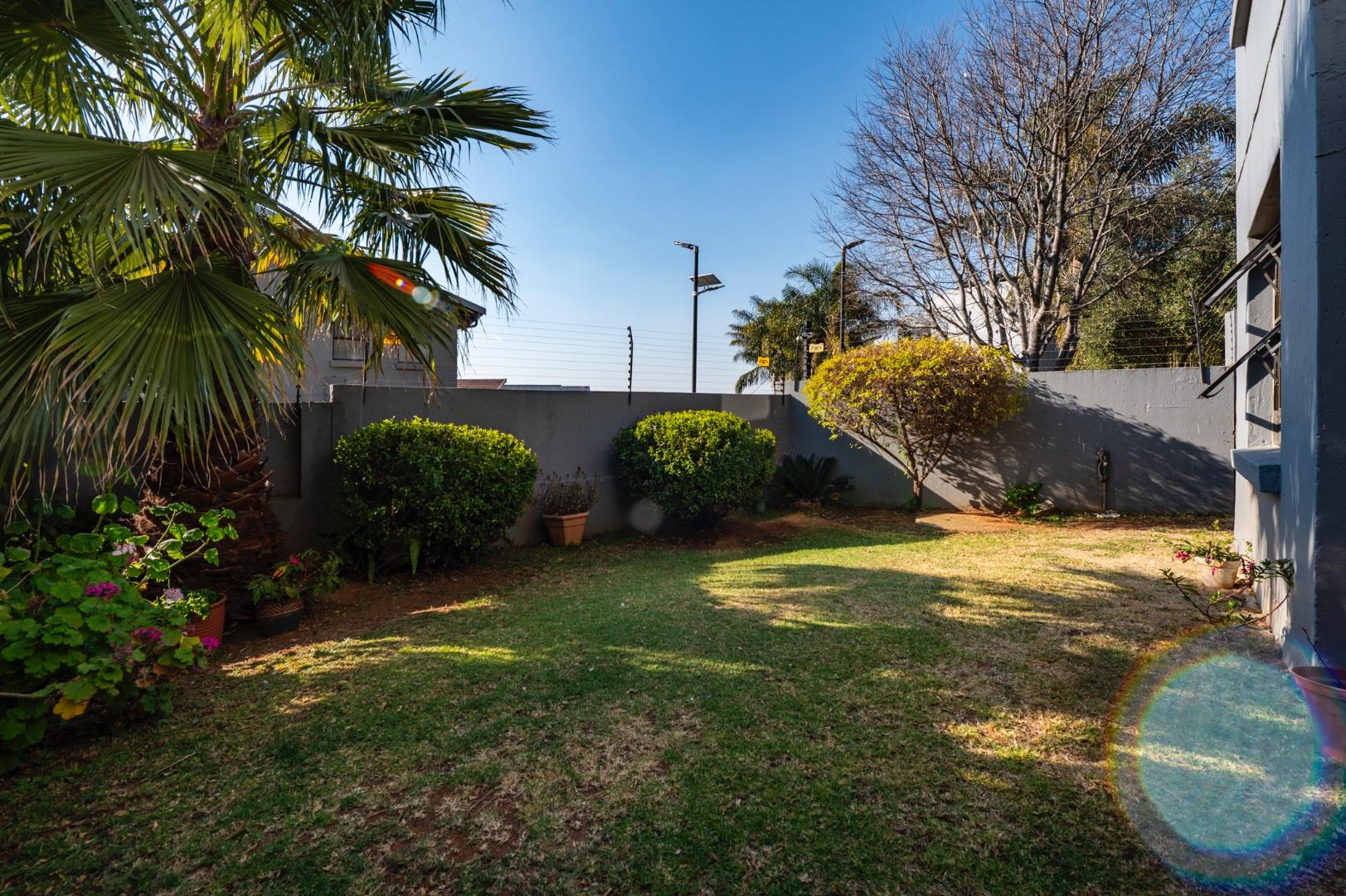 2 Bedroom Apartment / flat for sale in Waterstone Park - P24-116244903