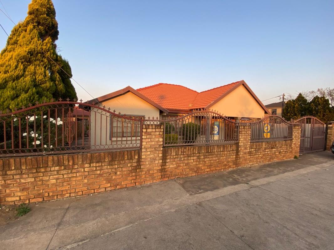 3 Bedroom House for sale in Atteridgeville - P24-116250564