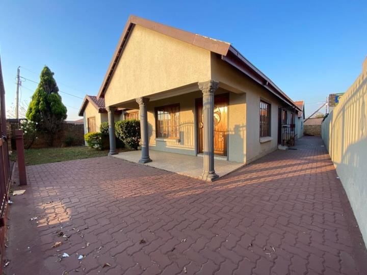 3 Bedroom House for sale in Atteridgeville - P24-116250564