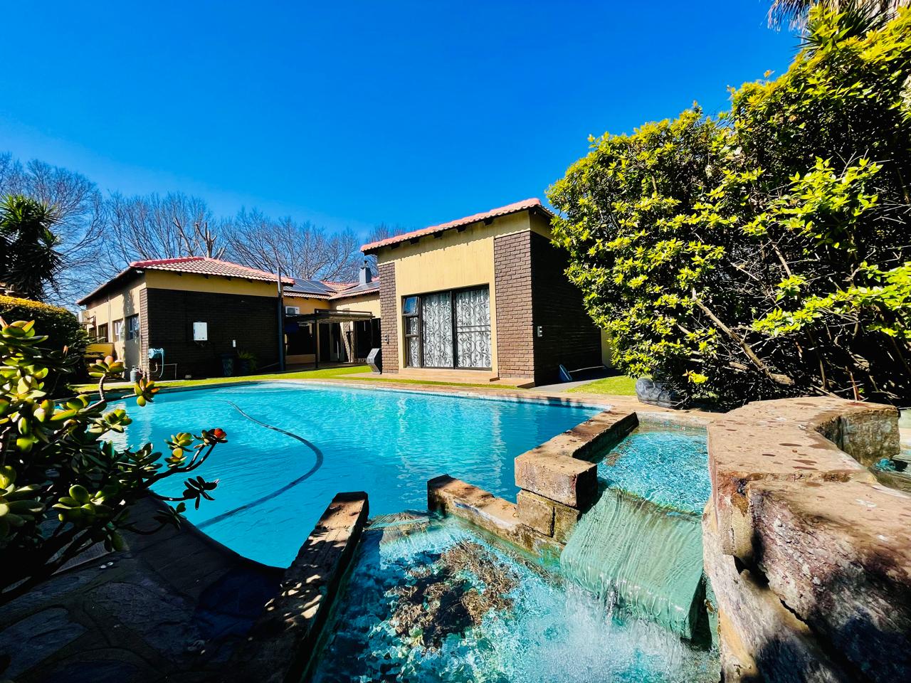 4 Bedroom House for sale in Vanderbijlpark SE 7 - P24-116251441