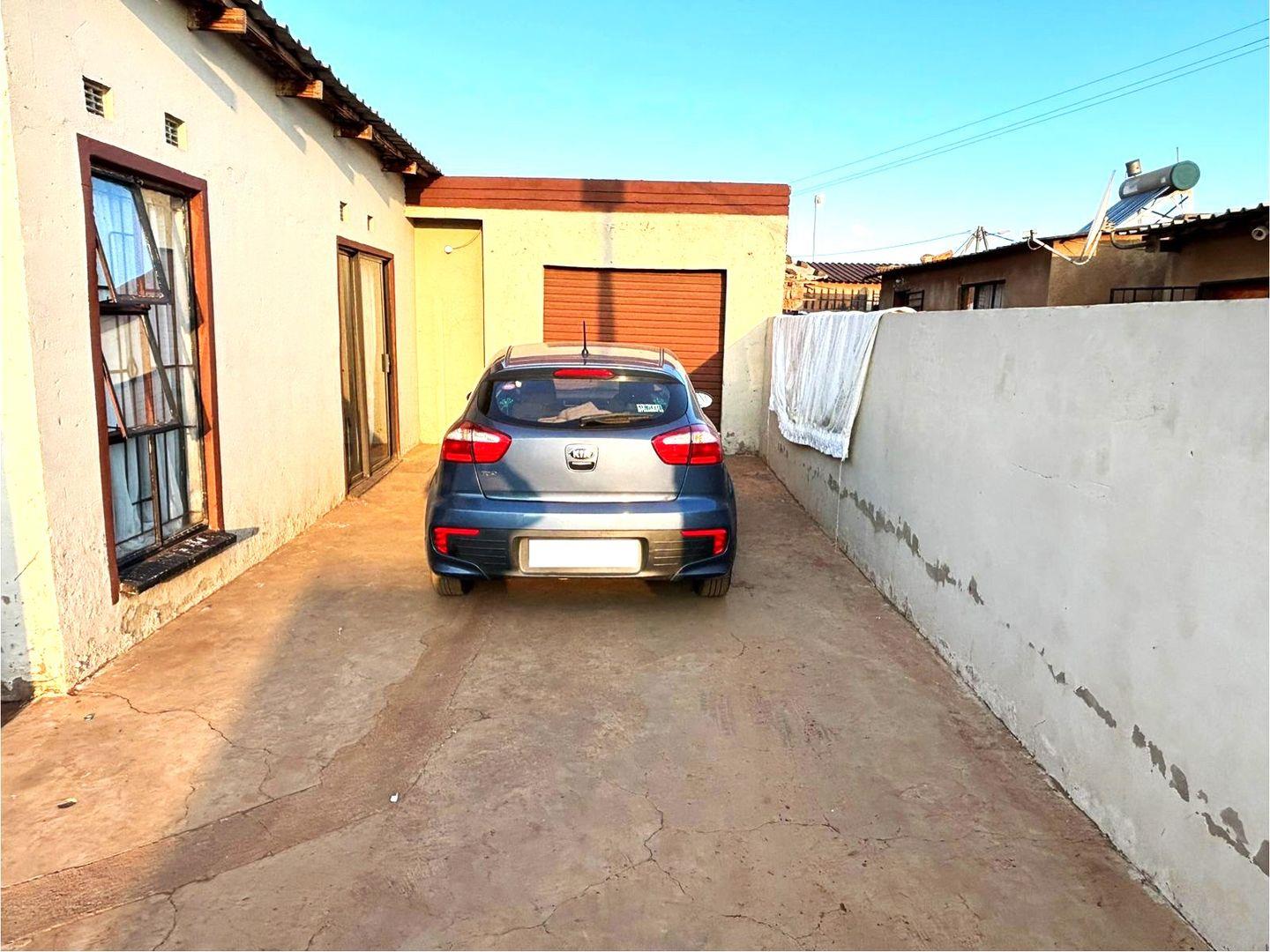 2 Bedroom House for sale in Rondebult - P24-116254768