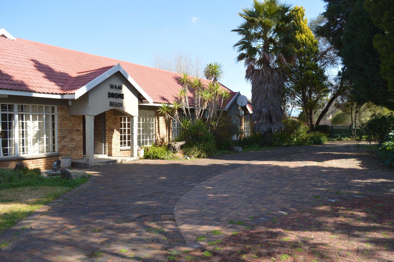 5 Bedroom House for sale in Flamwood - P24-116255088