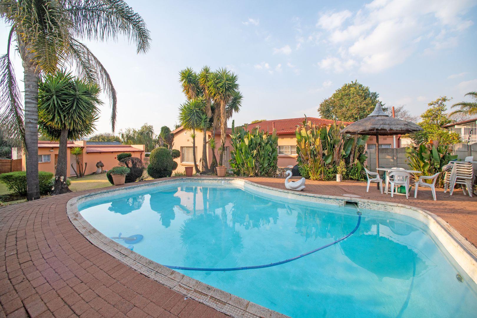 4 Bedroom House for sale in Edenvale Central - P24-116257854