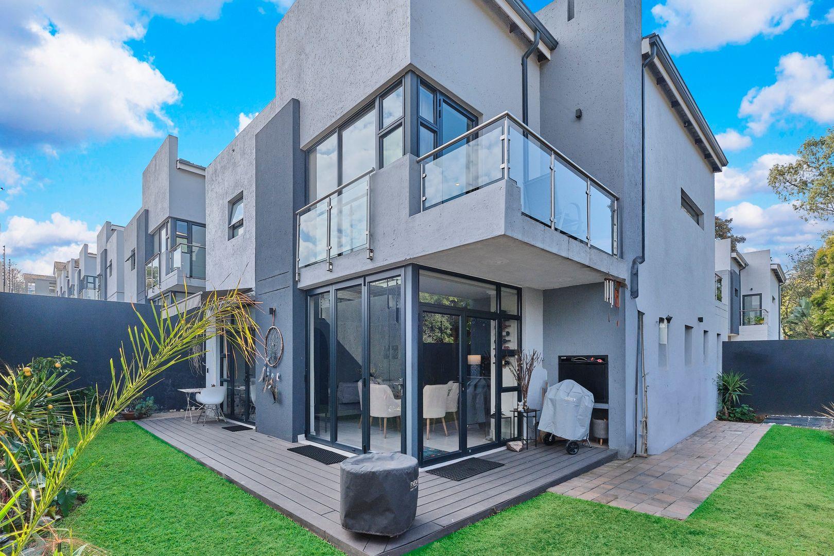 4 Bedroom Townhouse for sale in Bryanston East - P24-116258829
