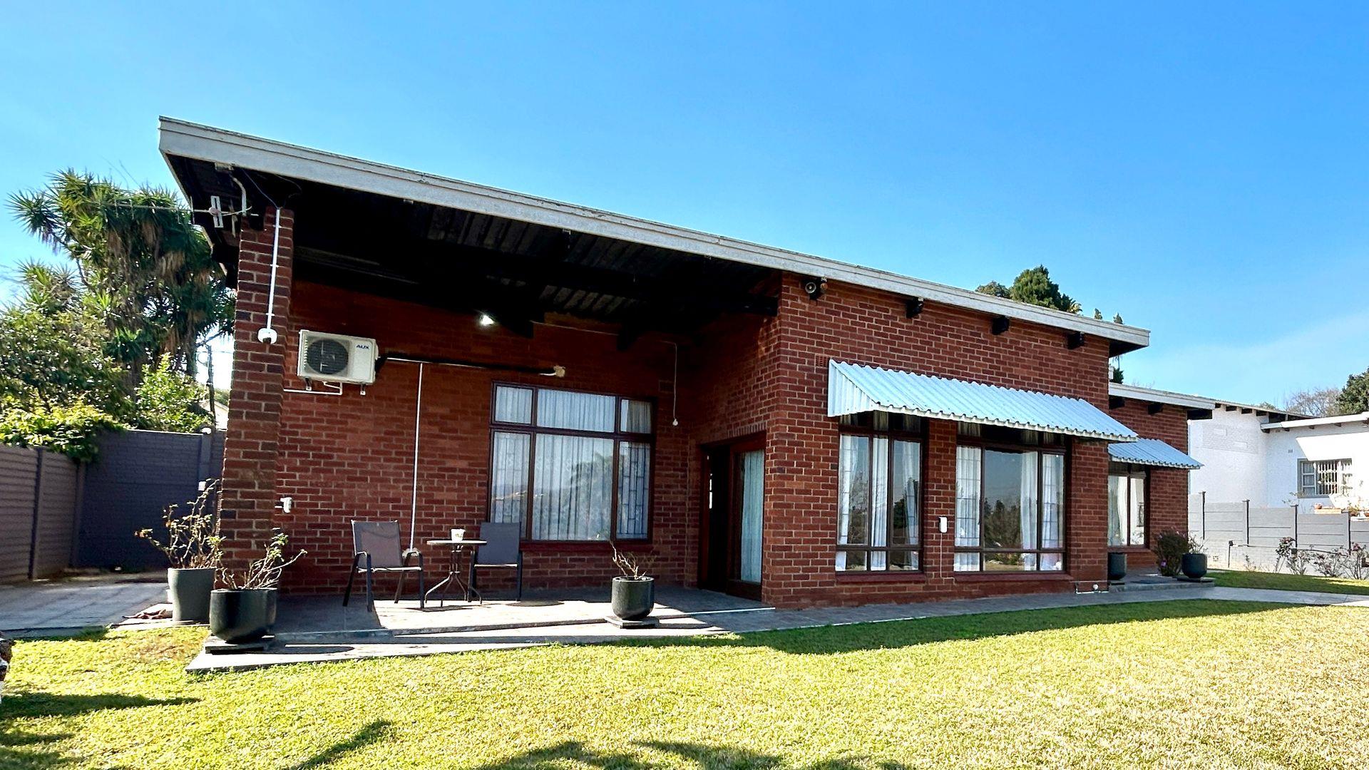 3 Bedroom House for sale in Hayfields - P24-116259090