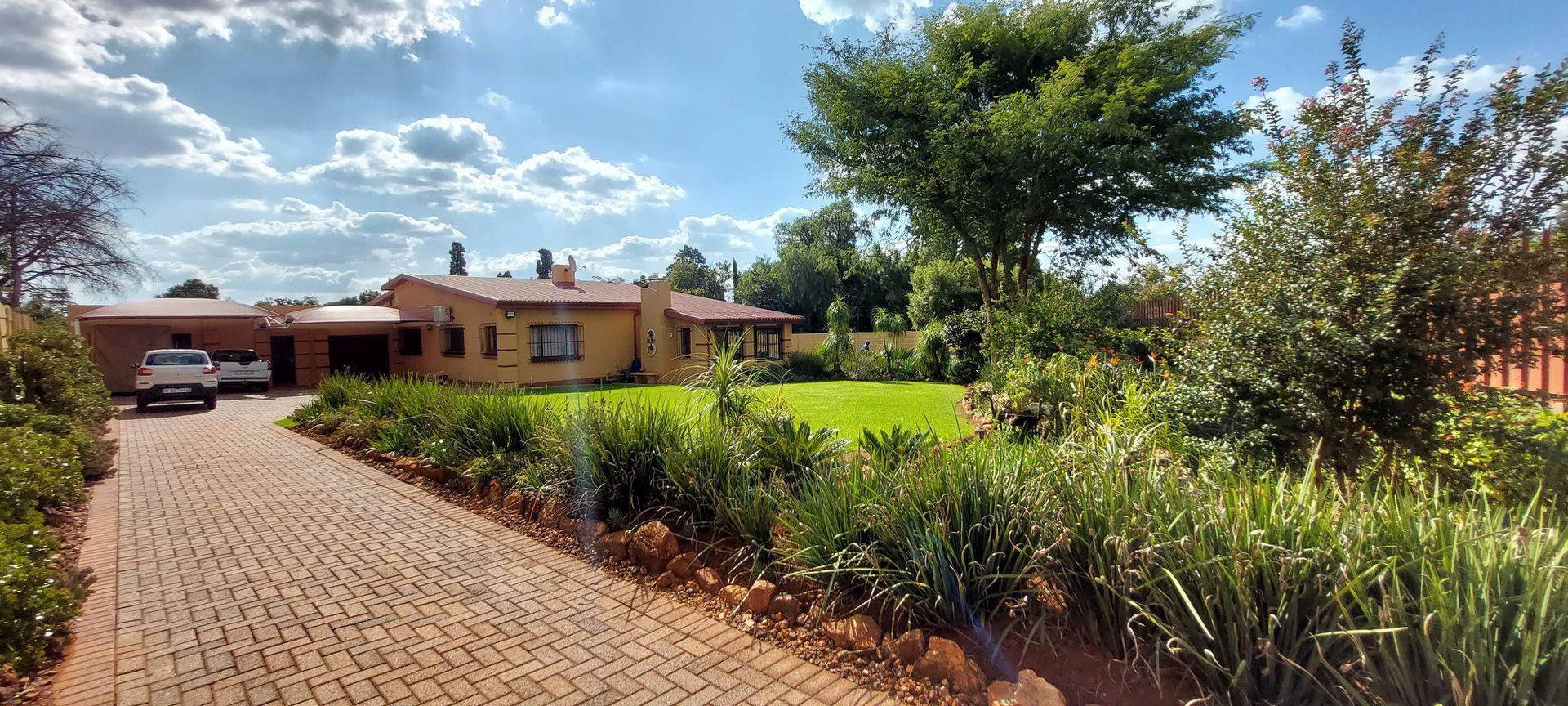 3 Bedroom House for sale in Carletonville Central - P24-112582615
