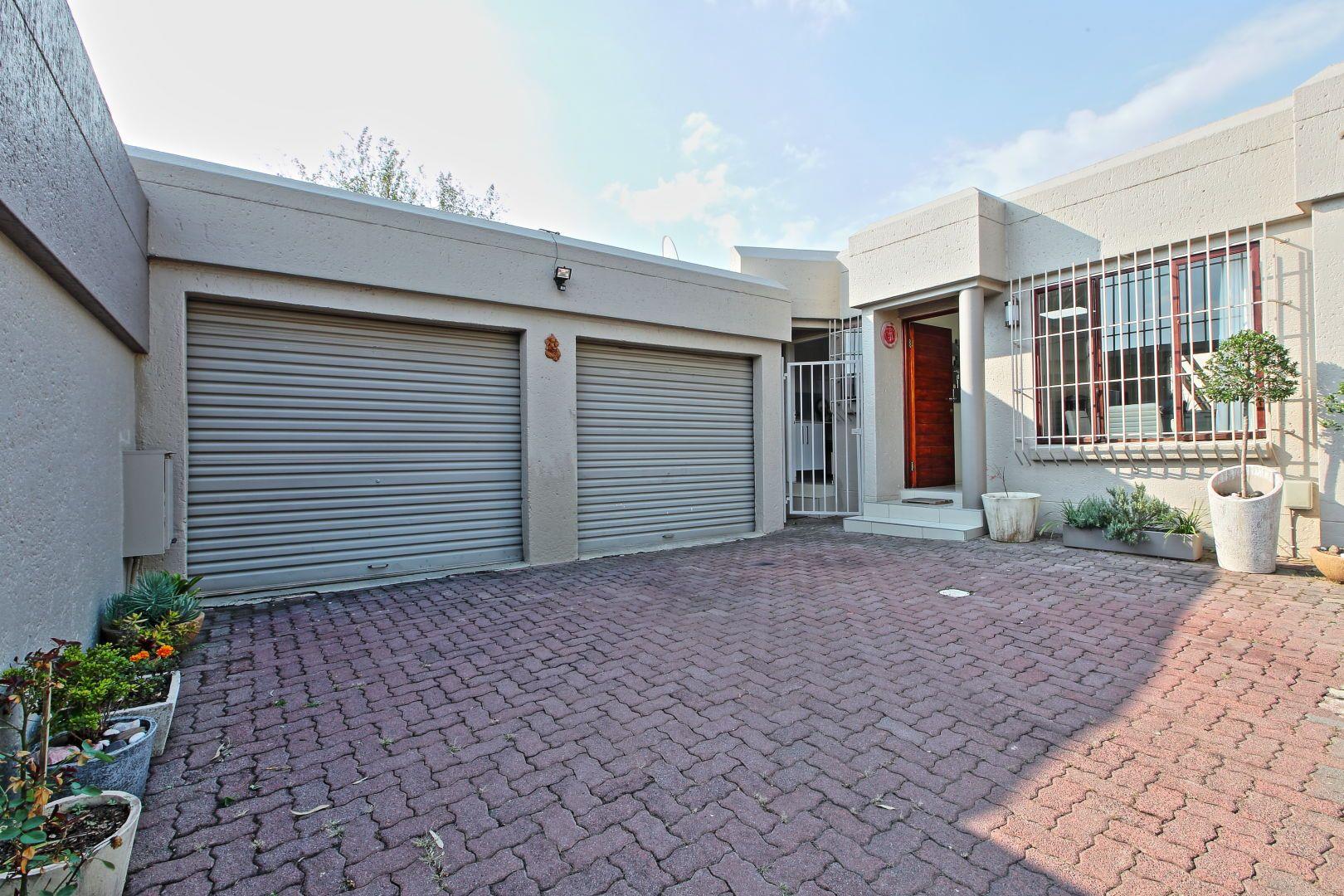 2 Bedroom Townhouse for sale in Morningside Manor - P24-116263286