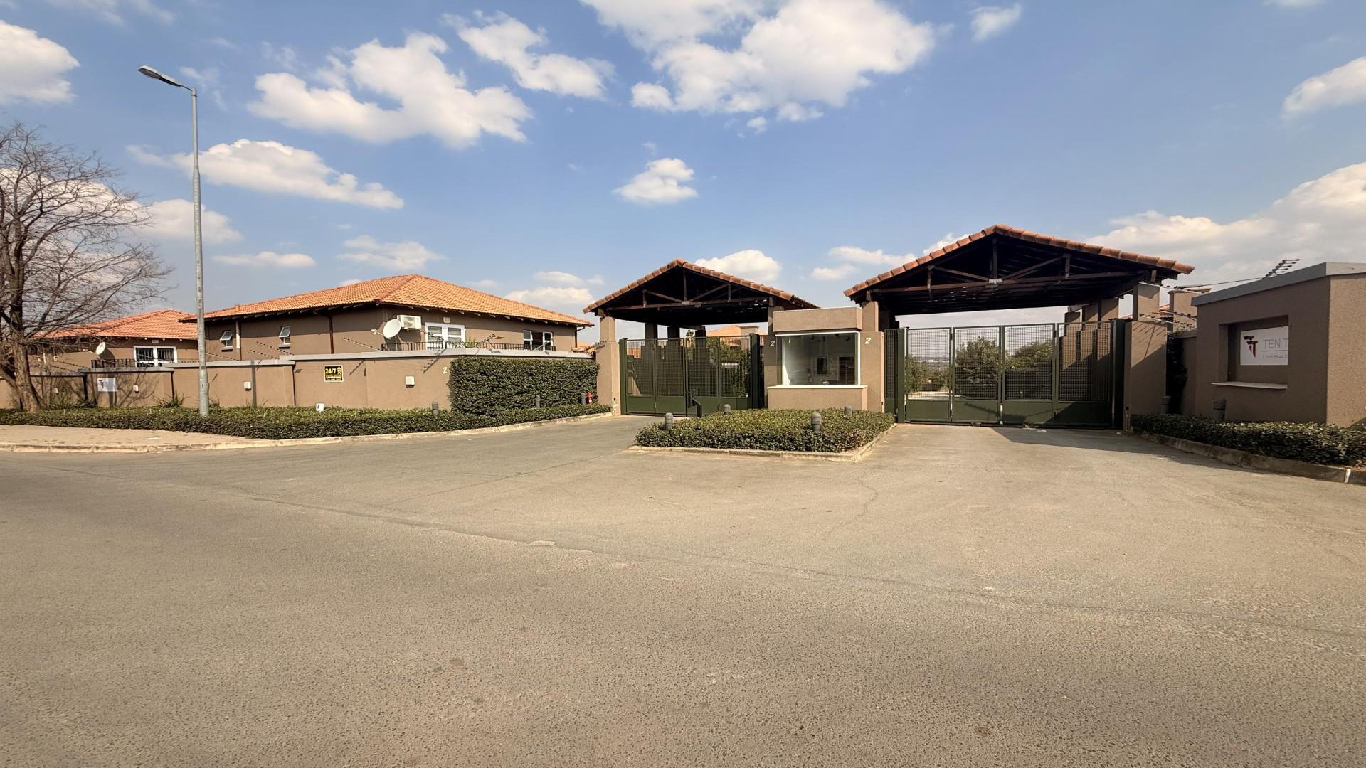 4 Bedroom House for sale in Witkoppen - P24-116816363