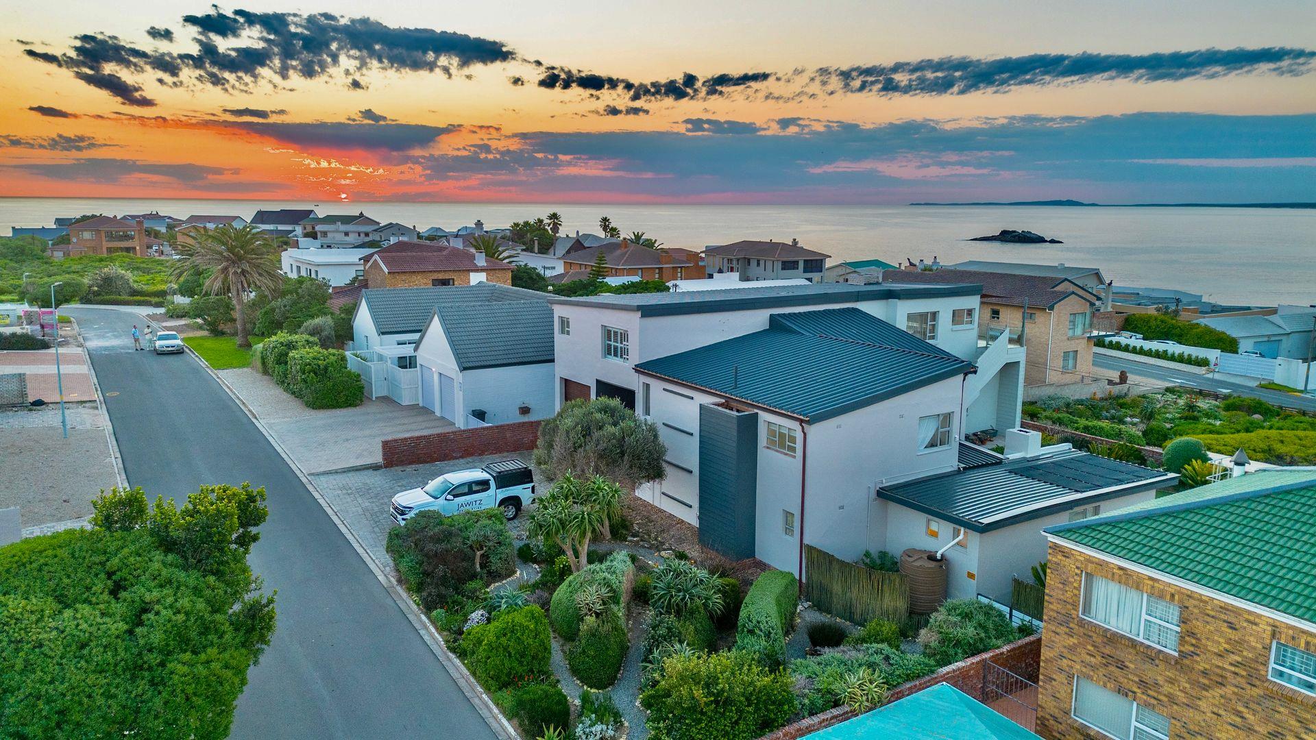 6 Bedroom House for sale in Yzerfontein - P24-116270686