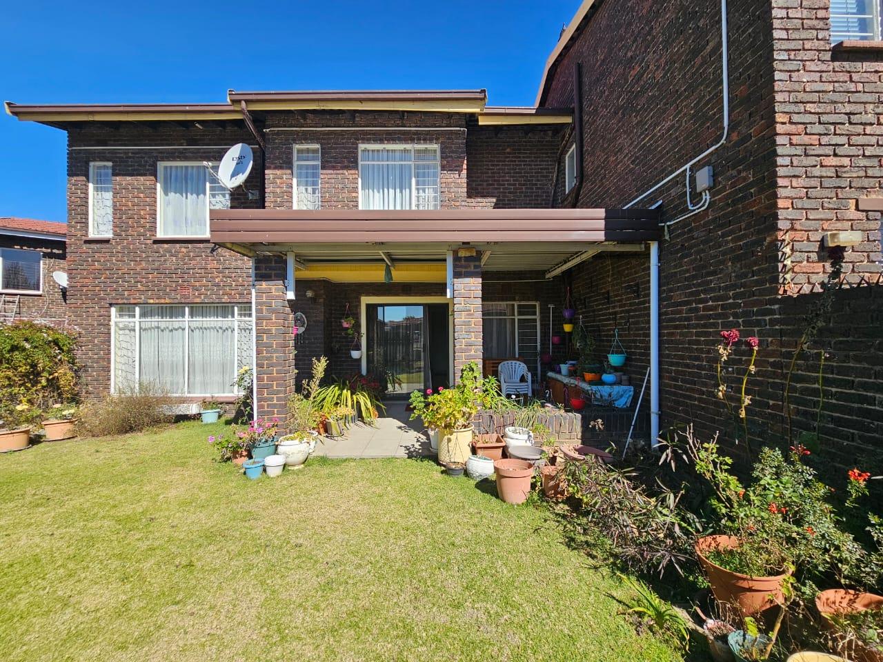 3 Bedroom Townhouse for sale in Brackenhurst - P24-116273001