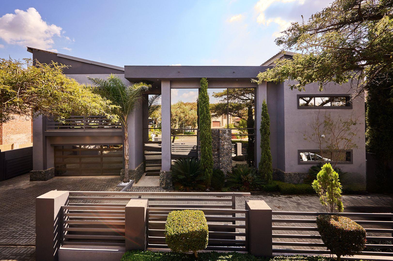 3 Bedroom House for sale in Carlswald North Estate - P24-116273255