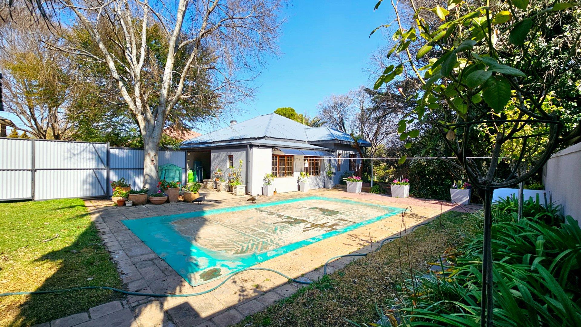 4 Bedroom House for sale in Westdene - P24-116274335