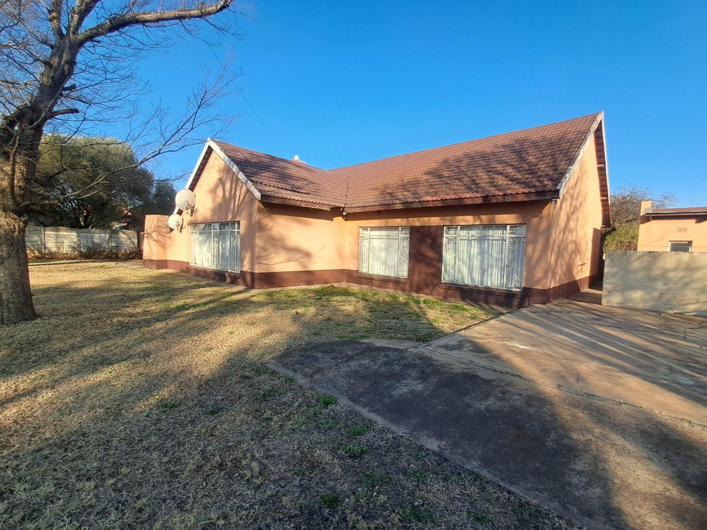 3 Bedroom House for sale in Stilfontein Ext 3 - P24-116280241